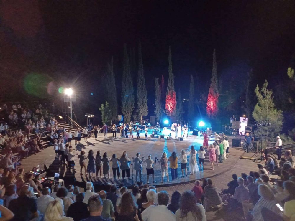 Κατάμεστο το Υπαίθριο Δημοτικό Θέατρο στη συναυλία Θαλασσινού – Βέττα ...