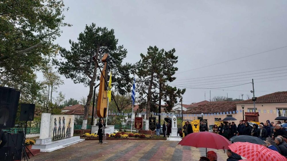 Η μεγαλύτερη ξύλινη Ποντιακή λύρα δεσπόζει στην πλατεία Πενταβρύσου ...