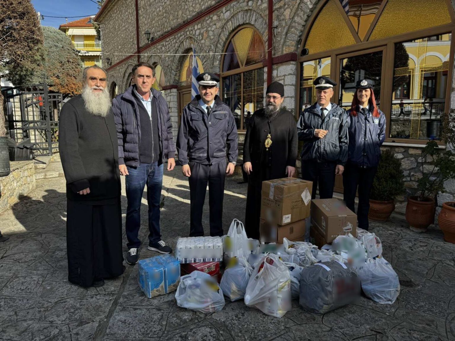 Είδη πρώτης ανάγκης και δώρα από την Ελληνική Αστυνομία σε δομές της ...